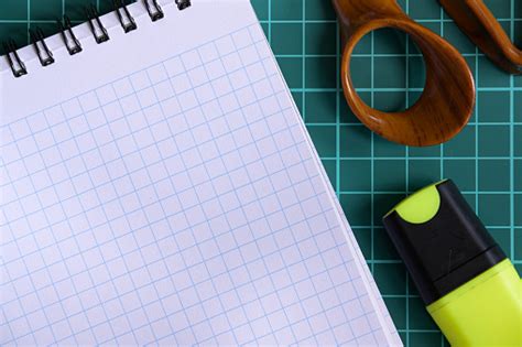 펜 연필 메모장 노트북 스테이플러 스테이플러 클리퍼 종이 클립 홀더 클립 보드 테이블 위에 배치 여러 모듬 컬렉션 사무실 문구 사진 연습장 책에 대한 스톡 사진 및 기타