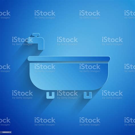 파란색 배경에 격리 된 용지 컷 욕조 아이콘 종이 아트 스타일 벡터 일러스트레이션 3차원 형태에 대한 스톡 벡터 아트 및 기타 이미지 3차원 형태 가정의 방 건강한