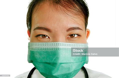 젊은 매력과 자신감 아시아 중국 의학 의사 여자 얼굴 보호 마스크와 스크럽 병원 의료 청진 기의 고립 된 초상화 닫기 건강관리와 의술에 대한 스톡 사진 및 기타 이미지