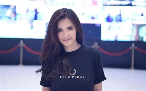 Pesona Cut Tari Di Usia 42 Tahun Awet Muda Terus Okezone Lifestyle