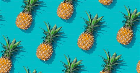 파인애플 크리에이 티브 열대 패턴 생생한 파란색 배경 추상 여름 예술 배경입니다 최소 인쇄 개념 평평한 음식 사진