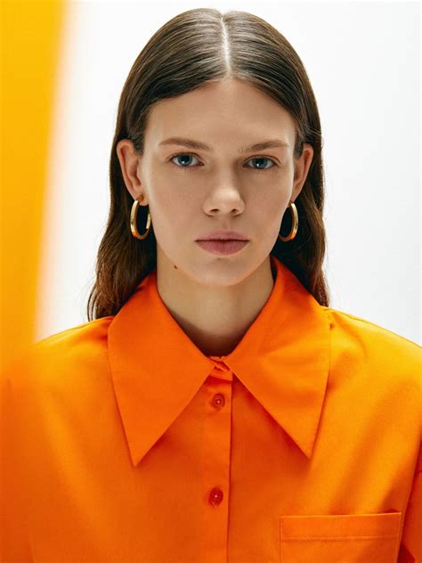 Женская рубашка с заостренным воротником выполненная из фактурного хлопкового поплина