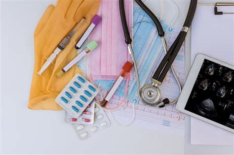 디지털 태블릿의 의사는 효과적인 치료를 처방하기 위해 심장 검사의 심 초음파 검사 결과를 확인합니다 0명에 대한 스톡 사진 및