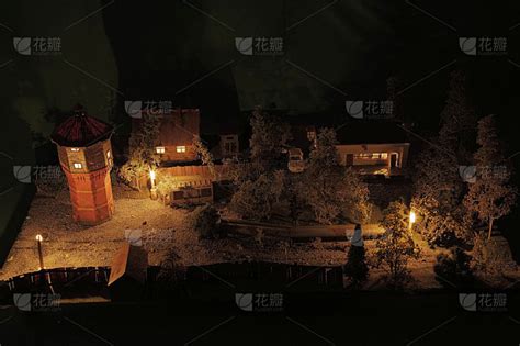 手工模型的城市景观在夜间时间的背景。