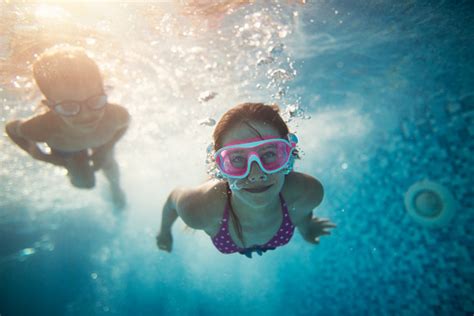 수영장에서 수중 수영을하는 고글을 입은 두 명의 웃는 아이들 수중에 대한 스톡 사진 및 기타 이미지 수중 수영장 스포츠 경기장 아이 Istock
