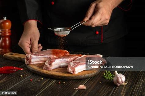 요리사는 굽기 전에 생고기 갈비에 파프리카를 추가합니다 향신료와 조미료가있는 식탁에서의 작업 환경 갈비 음식에 대한 스톡 사진 및 기타 이미지 Istock