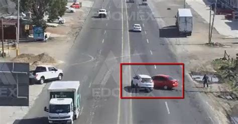 El Brutal Choque Entre Dos Autos En Atlacomulco Grabado Por Cámaras Del