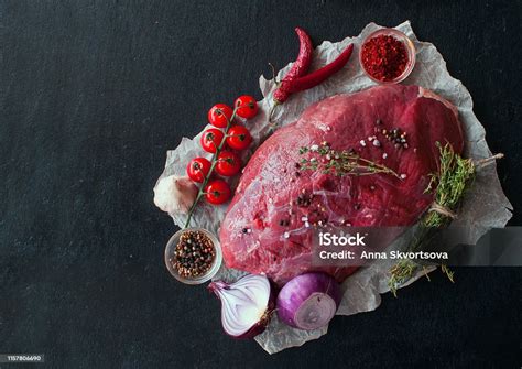 생 쇠고기 구겨진 종이에 야채와 향신료를 곁들인 신선한 소고기 조각 상단에서 보기입니다 공간을 복사합니다 0명에 대한 스톡 사진