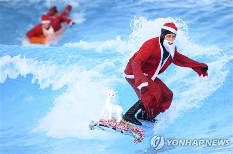서핑하는 산타스위스 시온 해발 500m 인공 서핑장 연합뉴스