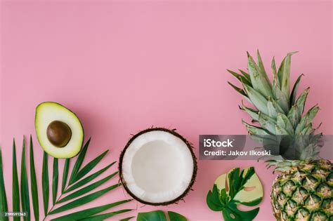 밝은 분홍색 배경에 파인애플 코코넛 아보카도 녹색 열대 잎으로 만든 창의적인 레이아웃 여름 열대 과일과 잎 아이디어 최소한의 음식 개념 이국적인 플랫 레이 상단 전망 0명에