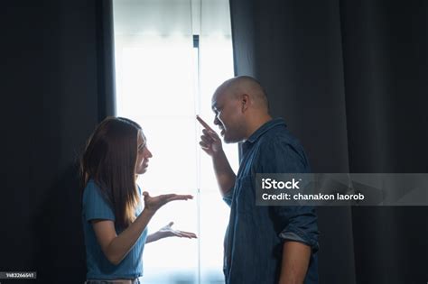 관계 문제 결혼 생활의 갈등 우울한 스트레스 폭력 젊은 부부 남자와 여자 말다툼은 집에서 소리를 지르며 싸운다 헤어지기로 결심하는 것은 이혼한다 괴롭힘 2명에 대한 스톡