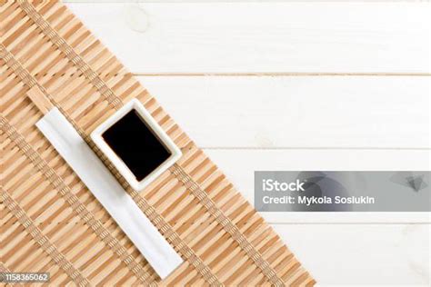 대나무 매트와 간장 초밥 젓가락을 흰색 나무 테이블에 얹어 놓습니다 초밥에 대한 복사 공간 배경 상단보기 플랫 레이 개체 그룹에 대한 스톡 사진 및 기타 이미지 Istock