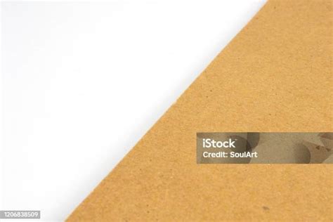 로고 엠보싱 프리젠 테이션 쇼케이스 등을위한 템플릿으로 여유 공간이있는 흰색 종이 배경의 빈 골판지 하드 커버 0명에 대한 스톡 사진 및 기타 이미지 Istock