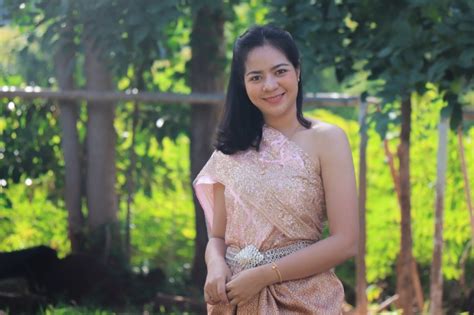 คณะครูร่วมกันแต่งกายช โรงเรียนพุทธวิมุติวิทยา จ กาญจนบุรี