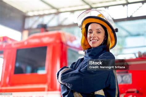 보호복을 입은 소방관이나 소방관 여성의 측면 전망은 자신감 있는 행동을 하고 있습니다 소방관에 대한 스톡 사진 및 기타 이미지 소방관 여자 한 명의 여자만 Istock