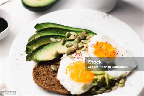 신선한 야채 아보카도 삶은 계란과 올리브 기름 및 빵과 호박 씨앗 샌드위치 건강 한 다이어트 또는 흰색 배경에 채식 음식 토스트에 Yolks와 샐러드 0명에 대한 스톡 사진
