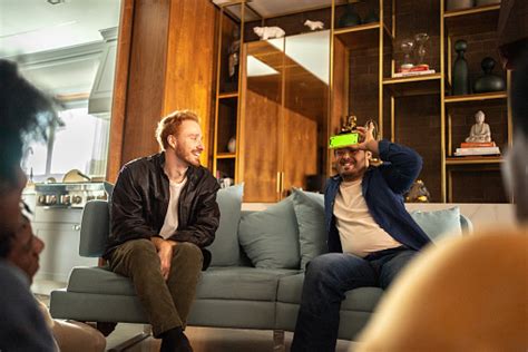 집에서 친구들과 추측 게임을 하는 특별한 도움이 필요한 청년 20 29세에 대한 스톡 사진 및 기타 이미지 20 29세