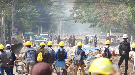 ရန်ကုန်မြို့က အတားအဆီးများအား အရပ်သားများကို အကြမ်းဖက်စစ်တပ်နှင့်ရဲက ခေ