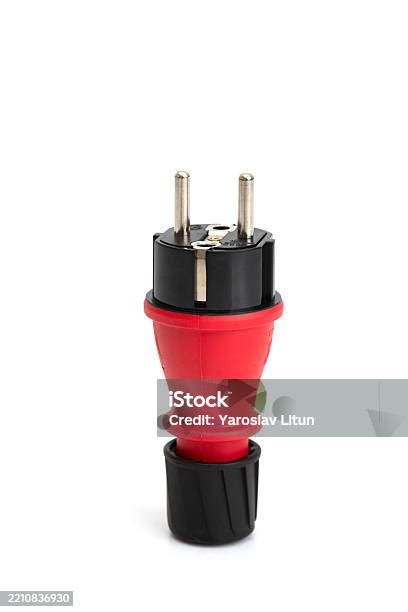 빨간색과 검은색 산업용 전기 플러그는 흰색 배경에 절연되어 있으며 중장비 및 실외 응용 분야의 전원 연결에 사용됩니다 0명에