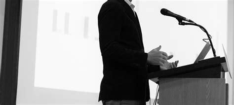 기업 비즈니스 컨퍼런스에서 강연하는 연사 프리젠 테이션 화면 앞에 발표자와 홀에서 청중 기업 및 기업가 세미나 에서 기업 임원 연설 경영자에 대한 스톡 사진 및 기타 이미지