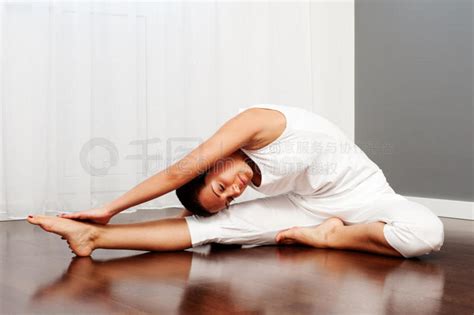 白色高清图片 做伸展运动的妇女 做伸展运动的妇女图片免费下载 5097502841 千图网pro