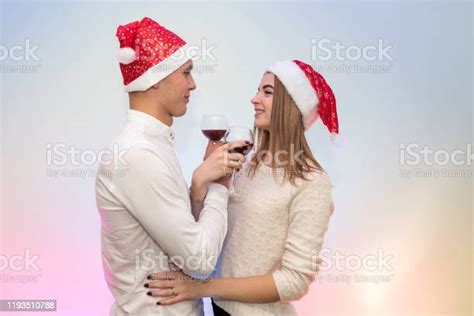 성 발렌타인 데이를 축하하는 와인 잔과 산타 모자를 가진 행복하고 젊은 부부 2명에 대한 스톡 사진 및 기타 이미지 2명 공휴일 긍정적인 감정 표현 Istock