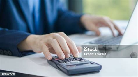 책상 사무실에 금융을 계산하기위한 계산기와 노트북을 사용하여 사업가 회계사 비즈니스 재무 회계 개념 개념에 대한 스톡 사진 및 기타 이미지 Istock