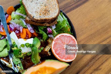 자몽과 고기로 아침 식사 나무 테이블에 점토 접시 파넬라 칠레와 빵 멕시코 건강한 생활방식에 대한 스톡 사진 및 기타 이미지 건강한 생활방식 고기 과일 Istock