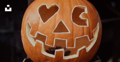 기찻길 위에 놓인 조각된 호박 사진 Unsplash의 무료 할로윈 이미지