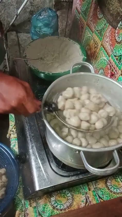 Proses Memasak Bakso - YouTube