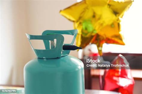 풍선이 있는 헬륨 탱크 집에서 헬륨으로 풍선을 부풀립니다 풍선이 날지 않고 헬륨으로 풍선을 팽창시킬 때 다양한 문제 스토리지 탱크에 대한 스톡 사진 및 기타 이미지 Istock