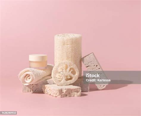 얼굴 수건 루파 스폰지 및 크림 항아리를 밝은 베이지 색 위의 돌에 가까이서 볼 수 있습니다 모형 수세미외에 대한 스톡 사진 및 기타 이미지 Istock