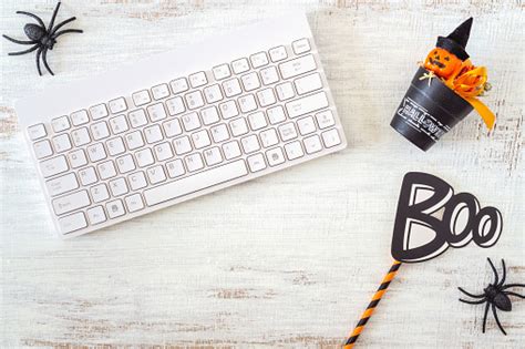 해피 할로윈 축제 데스크톱 작업 공간 플랫 배치 복사 공간이 있는 맨 위 보기입니다 사무실에 대한 스톡 사진 및 기타 이미지 사무실 책상 할로윈 Istock