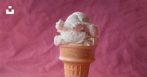 분홍색 배경에 아이스크림 콘 사진 Unsplash의 무료 아이스크림 이미지
