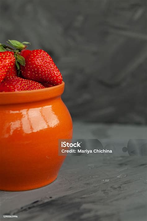 잘 익은 빨간 딸기 육즙이 잘 익은 붉은 딸기로 채워진 그릇 회색 콘크리트 테이블에 딸기 신선한 딸기 사진 Ðoncept 건강 식품 0명에 대한 스톡 사진 및 기타 이미지