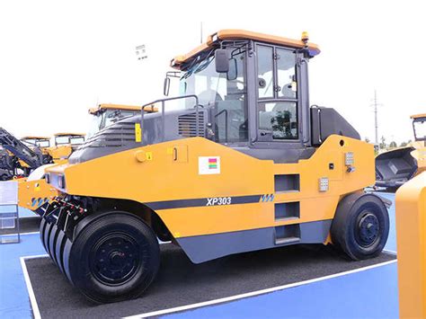 Multifunctional 2025 New Rubber Wheeled Roller Xp303 Small Compactor