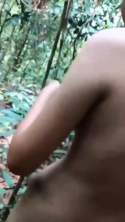 Un Jeune Couple Ayant Des Relations Sexuelles Dans Le Jardin Est Une