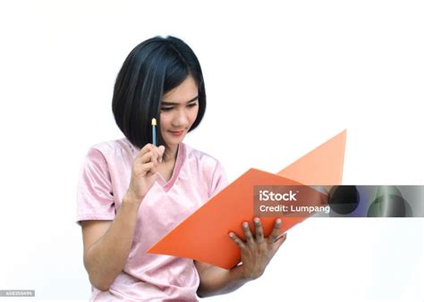 태국 젊은 비즈니스 문서 파일 및 펜 작업 여자 개념에 대 한 갈색 머리에 대한 스톡 사진 및 기타 이미지 갈색 머리 공부