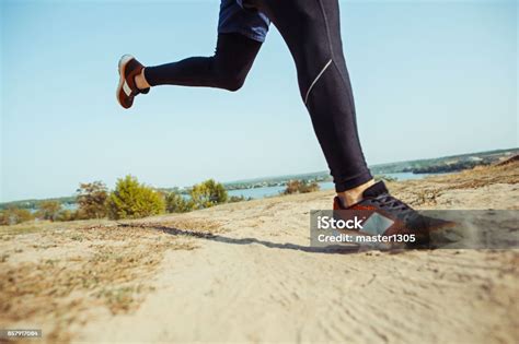 스포츠를 실행합니다 아름 다운 자연에서 야외 역주 하는 남자 러너 맞는 근육 질의 남자 선수 훈련 트레일 마라톤 실행 실행 건강한 생활방식에 대한 스톡 사진 및 기타 이미지