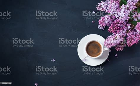 어두운 돌 테이블에 향기로운 에스프레소 커피의 화이트 컵 보라색 라일락의 가지를 피 복사 공간 0명에 대한 스톡 사진 및 기타 이미지 Istock