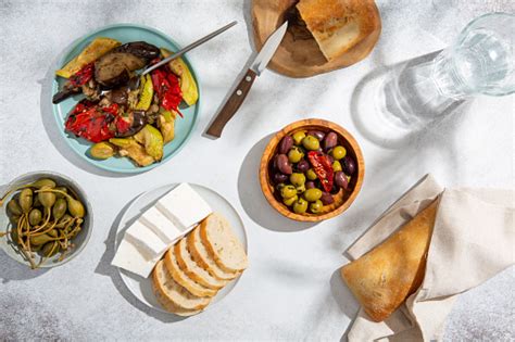 지중해 요리 개념 구운 야채 샐러드 올리브 절인 케이퍼 베리 시아바타 빵 치즈를 화창한 날에 화이트 테이블에 얹습니다 접시에 대한 스톡 사진 및 기타 이미지 Istock