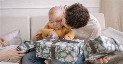 가족 귀여운 기쁨 남자 노는 시간 다정함 따뜻함 메리 크리스마스 미소 짓는 보살피는 부모 사랑 사랑스러운 상호 작용 새해 새해 복 많이 받으세요