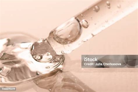 액체 투명한 화장품 방울은 밝은 배경 매크로에 거품과 피펫이 있습니다 바디 케어를위한 미용 절차를위한 도구 글리세롤에 대한 스톡 사진 및 기타 이미지 Istock
