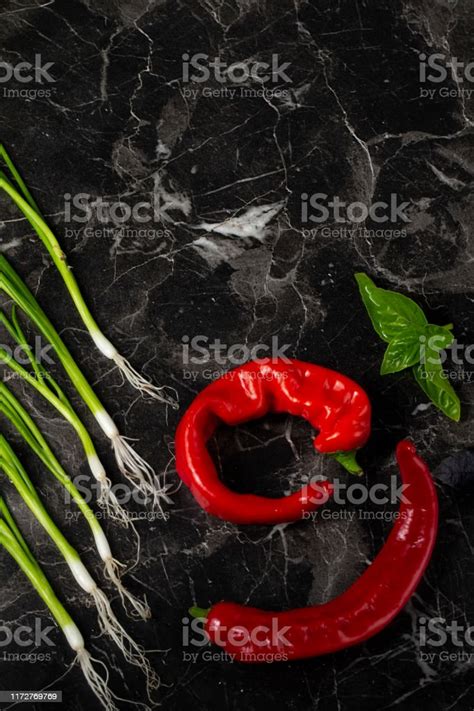 회색 배경에 샐러드 야채 붉은 고추와 양파 레몬 수직 밝은 야채의 정물 건강한 생활방식에 대한 스톡 사진 및 기타 이미지