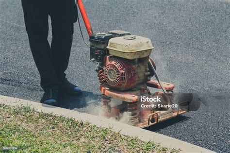 진동 격판덮개 압축기 압축 아스팔트도로 복구에 사용 하는 작업자 가리기에 대한 스톡 사진 및 기타 이미지 가리기 거리 건설 기계류 Istock