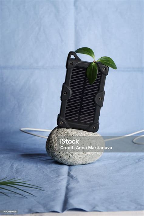 가장 저렴한 전기 공급원 전원 상자 파란색 배경에 돌에 전화에 대한 휴대용 태양 전지 혁신적인 솔루션 개념 복사 공간 0명에 대한 스톡 사진 및 기타 이미지 Istock