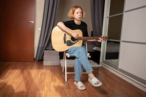 집에서 어쿠스틱 기타를 연주하는 여성 실내에서 신곡을 배우는 음악생 기술과 멜로디 개발에 전념하는 연습 시간 35 39세에 대한 스톡 사진 및 기타 이미지 Istock