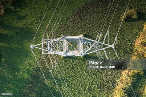 전송 타워 또는 전기 철탑은 공중 보기 또는 상단 보기에서 고전압 전송 라인을 운반합니다 송전선에 대한 스톡 사진 및 기타 이미지 송전선 연료 및 전력 생산 공중 뷰
