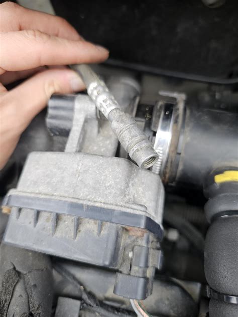 Saw this disconnected cable under my hood, where does it belong? Peugeot 206+ : r/MechanicAdvice