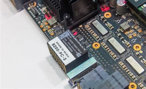 Hgx B200液冷板方案 Nvidia为b200设定了两个tdp，1200w和1000w，前者定位液冷，后者定位风冷。此外，b100 还提供与之前的 H100 Sxm 相同的 700w